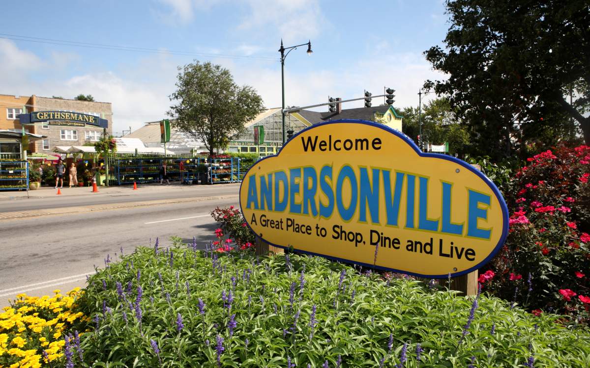 LGBTQ Chicago : Andersonville | Enjoy Illinois